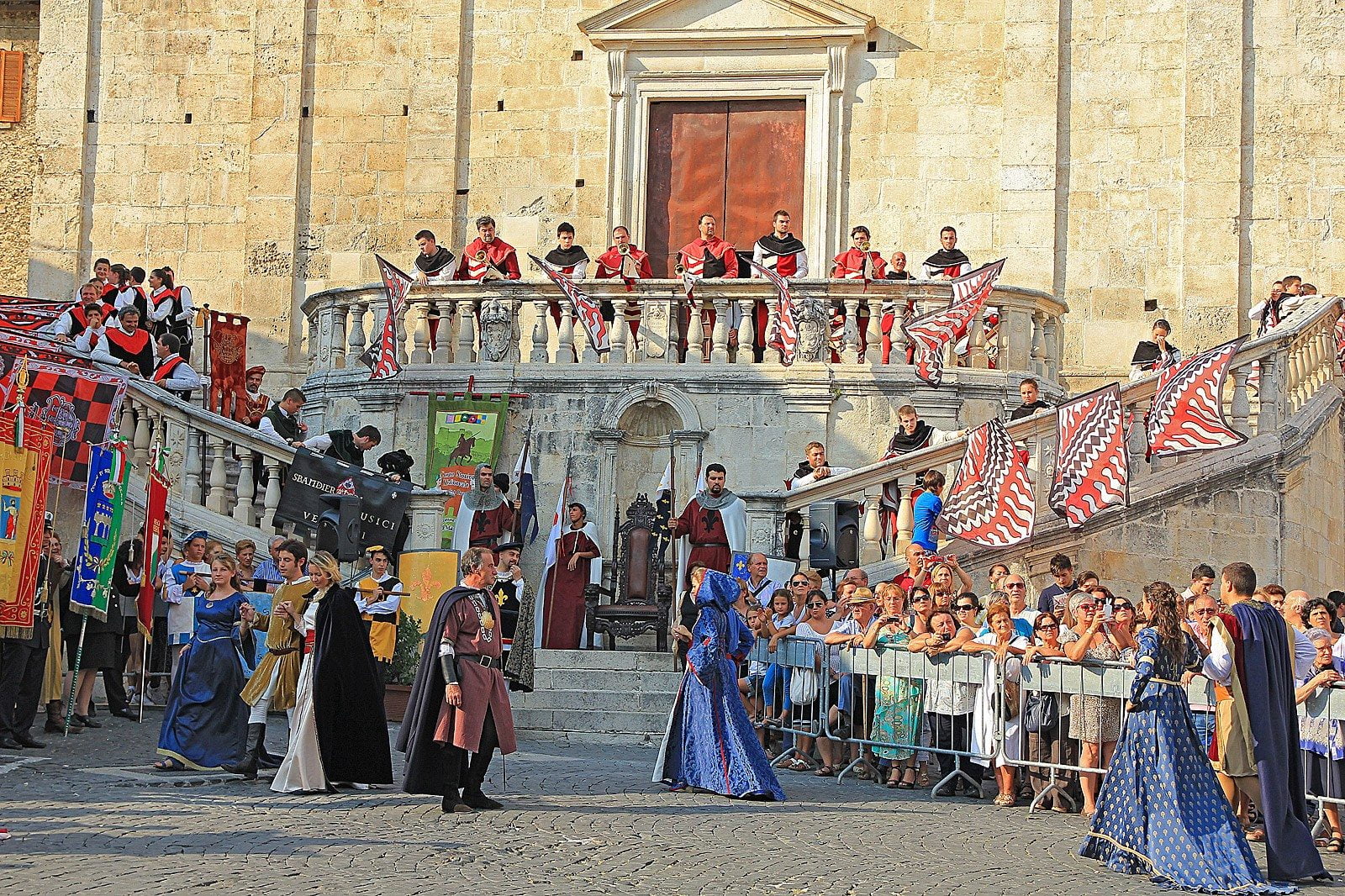 Un tuffo nel passato con il corteo storico medievale "Contrade e borghi ...